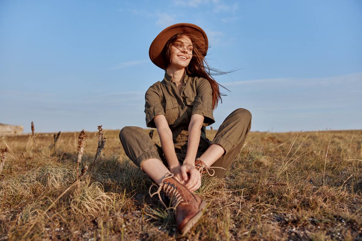 Styl safari damski – modne stylizacje inspirowane Afryką | lekkowear.pl